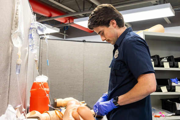 El Departamento de Bomberos de Detroit anuncia la primera clase de paramédicos impartida por el ...